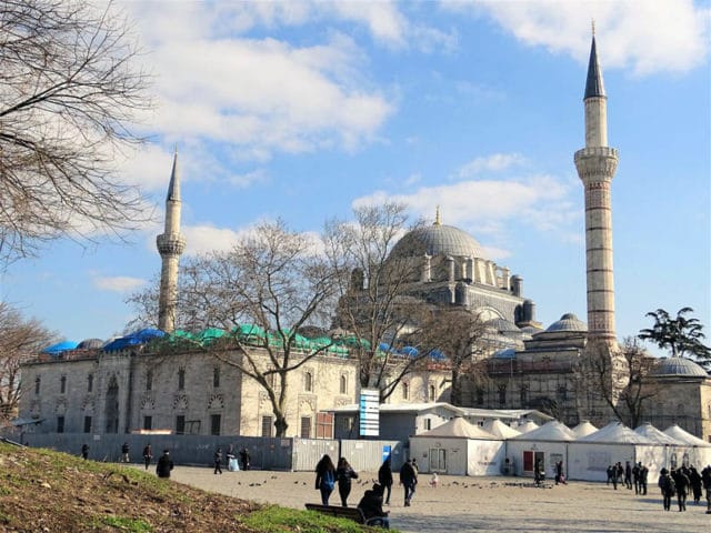 Beyazıt Cami (Nerede, Tarihi ve Mimarisi Hakkında Bilgiler)